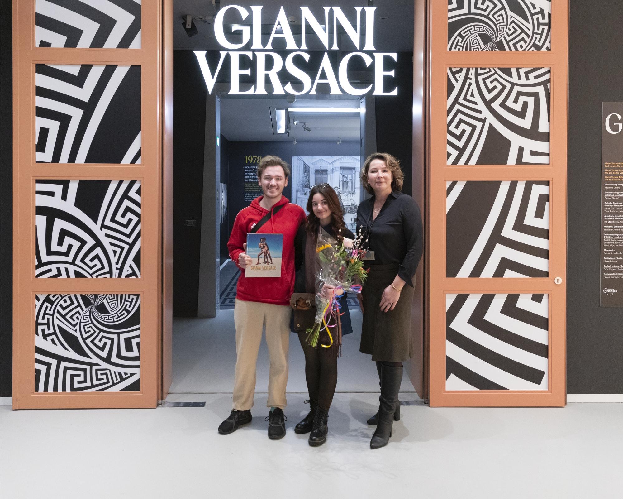 50.000ste bezoeker van Gianni Versace Retrospective verrast door ...
