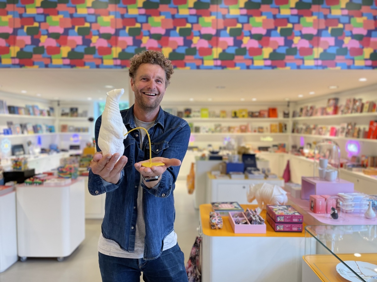Pissende IJsbeer van Florentijn Hofman nu als miniatuur | Groninger Museum